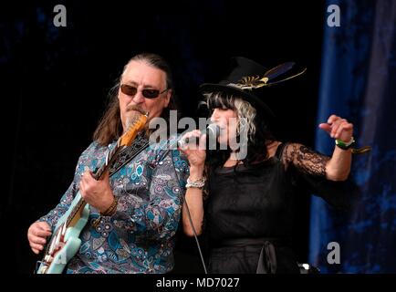 Quill vocalist Joy Strachan-Brain performing at at Cropredy Festival ...