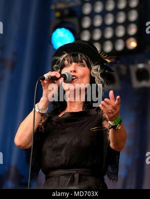 Quill vocalist Joy Strachan-Brain performing at at Cropredy Festival ...