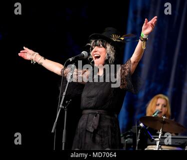 Quill vocalist Joy Strachan-Brain performing at at Cropredy Festival ...