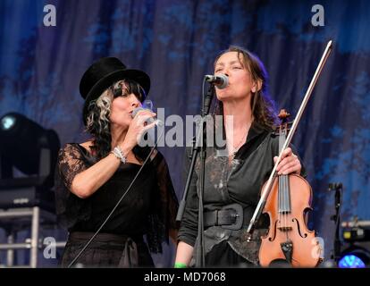 Quill vocalist Joy Strachan-Brain performing at at Cropredy Festival ...