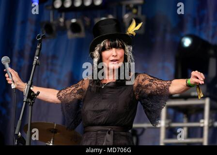 Quill vocalist Joy Strachan-Brain performing at at Cropredy Festival ...