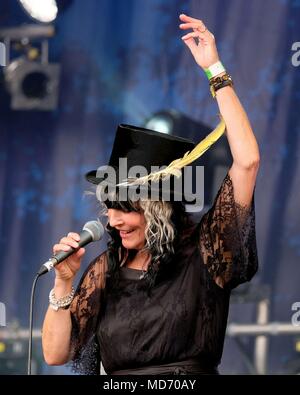 Quill vocalist Joy Strachan-Brain performing at at Cropredy Festival ...