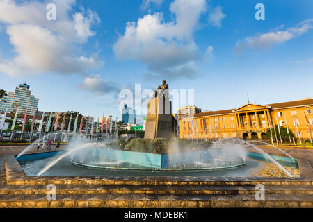 Jomo Kenyatta statue with Supreme Court in background, Nairobi, Kenya ...