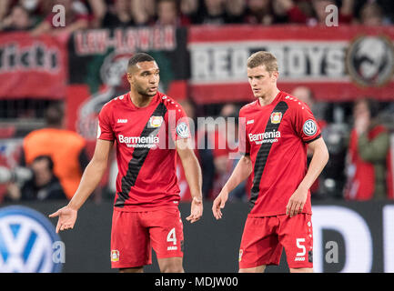 left to right: Jonathan Tah (Bayern), referee Florian Badstuebner ...