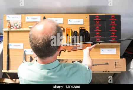 20 April 2018, Germany, Bremerhaven: The morning sun shines through ...