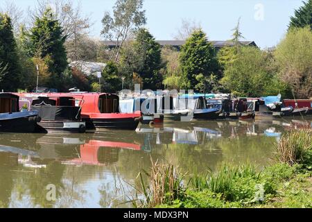 Canal boats / barges at stretch of canal at Enslow Wharf, Bletchingdon ...