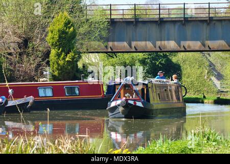 Canal boats / barges at stretch of canal at Enslow Wharf, Bletchingdon ...