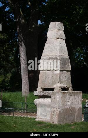 Paris, Parc Monceau, pyramid, folly, egyptomania Stock Photo - Alamy