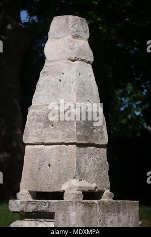 Paris, Parc Monceau, pyramid, folly, egyptomania Stock Photo - Alamy