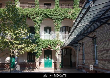 Paris, 71 rue du ranelagh, lycee moliere, Pavillon du Hameau Stock ...