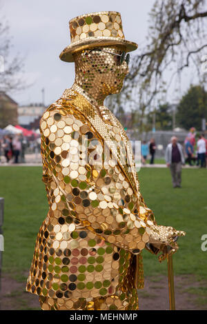 mirror man statue street performer coated in small reflective shiny ...