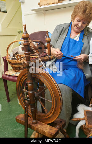 Old lady demonstrating a spinning wheel at Revesby Country Fair Stock ...