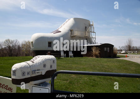 The Haines Shoe House located in Hellam Pennsylvania was built in 1948 ...