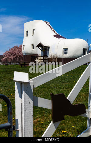 The Haines Shoe House located in Hellam Pennsylvania was built in 1948 ...