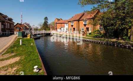 West Mills Swing Bridge No 62, Newbury, Berkshire, England, UK, GB ...