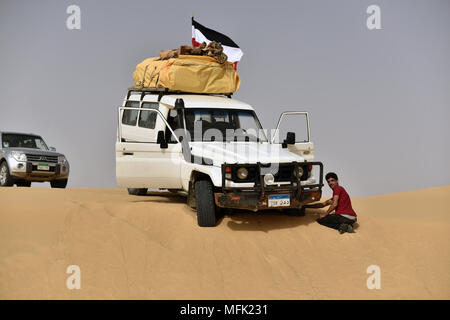 Toyota landcruiser in the libyan desert Stock Photo - Alamy