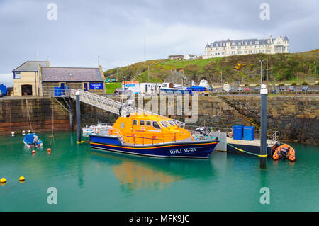 Portpatrick, Scotland, UK. 26th April, 2018. UK Weather. High level ...