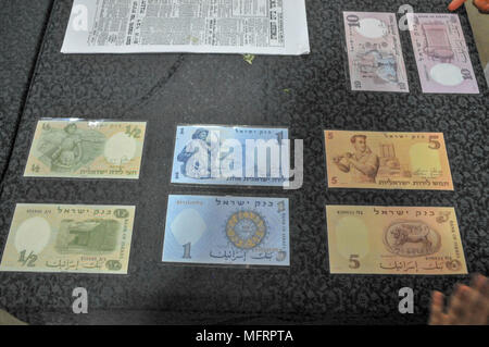 A display of Israeli bank notes from 1973 Stock Photo - Alamy
