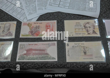 A display of Israeli bank notes from 1973 Stock Photo - Alamy