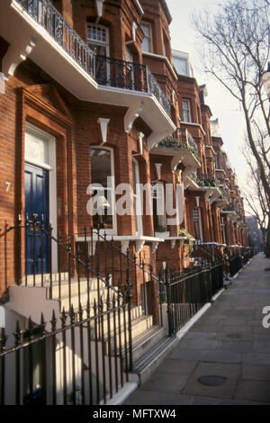 Steps leading up to Victorian front door Stock Photo - Alamy