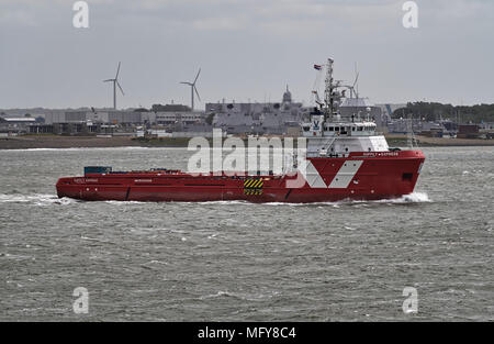 Oil rig supply ship 'Supply Express' entering Great Yarmouth harbour on ...