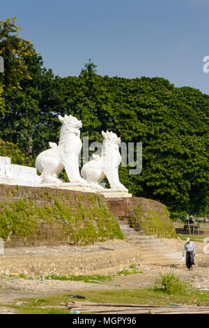 Sat Taw Tar Pagoda, one of the attractions of Mingun, Sagaing Region ...