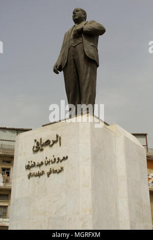 Statue of Iraqi poet Maarouf Rusafi Stock Photo - Alamy