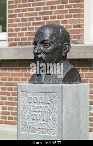 Bust of Heike Kamerlingh Onnes in front of the historical Kamerlingh ...