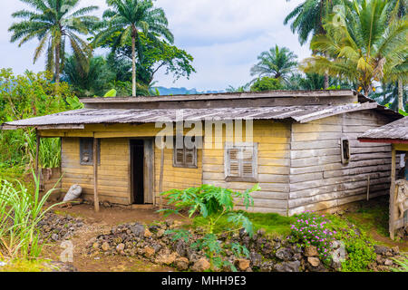 Small poor house in Cameroon Stock Photo - Alamy