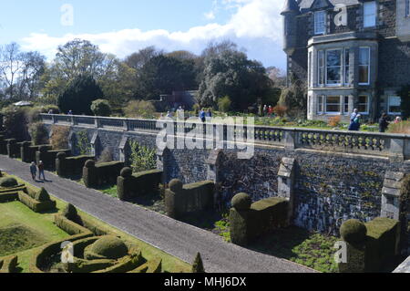 Balcarres Gardens, Colinsburgh, Fife, Scotland, Statue in alcove of ...
