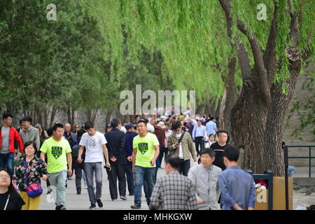 Tourists flock to the Summer Palace in Beijing, China, 27 September ...