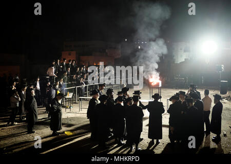 Haredi Jews dance as they light a giant oil fire in Mea Shearim ...