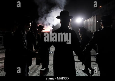 Haredi Jews dance as they light a giant oil fire in Mea Shearim ...