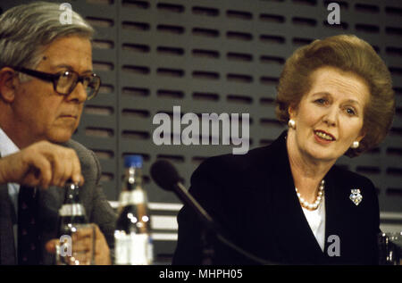 Margaret Thatcher and Geoffrey Howe at a press conference Stock Photo ...