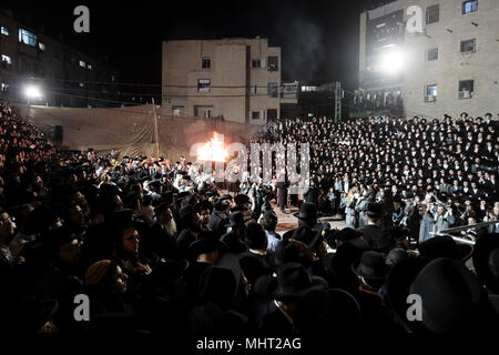 Haredi Jews dance as they light a giant oil fire in Mea Shearim ...