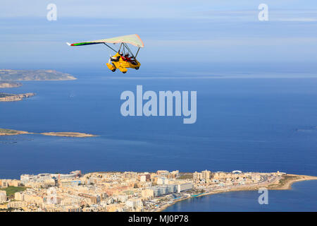 Apollo Deltajet 2 microlight flexwing with crew of two, awaiting take ...