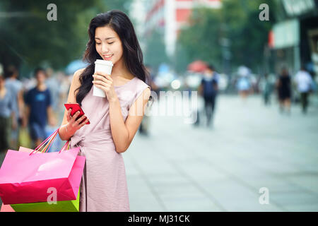 Young women go shopping shopping Stock Photo - Alamy
