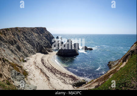 Beach and dramatic cliffs at Bodega Head Trail, Bodega Bay, California ...