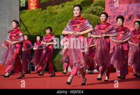Manchu Women Wearing Traditional Dress Stock Photo - Alamy