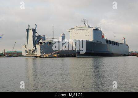 The U.S. Navy Military Sealift Command hospital ship USNS Comfort takes ...