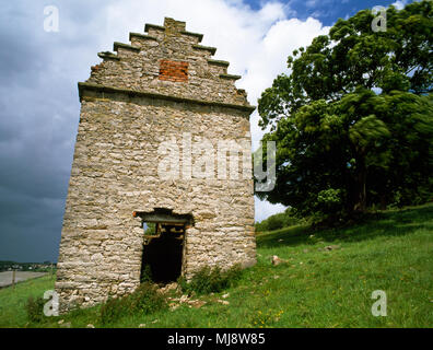 Ruined Great Tower, North Range and Gatehouse of 12th century Old ...