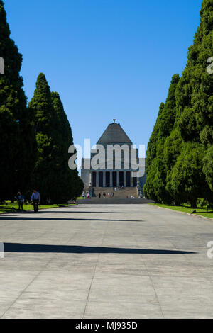 Path leading to Shrine of Remembrance, Kings Domain park, Melbourne ...
