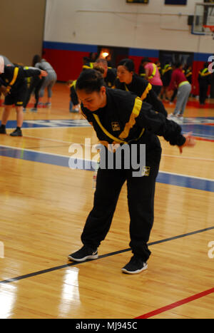 Female Soldiers from Pregnancy Postpartum Physical Training (P3T) sign ...
