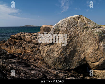 Ireland, Donegal, granite stones with seaweed at the Gweedore Bay close ...