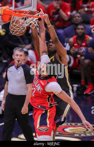 New Orleans Pelicans forward Kevon Looney (55) and Los Angeles Lakers ...