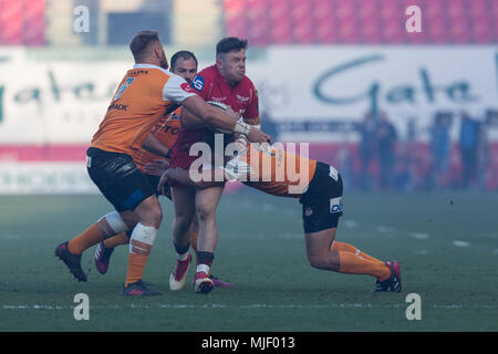 Scarlets left wing Steff Evans on the attack Stock Photo - Alamy