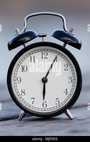 The dial of an alarm clock shows five to 12 Stock Photo - Alamy