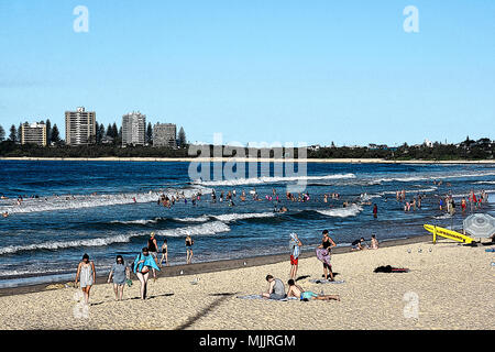 CROWDS OF PEOPLE ENJOYING BEAUTIFUL MOOLOOLABA BEACH IN QUEENSLAND ...