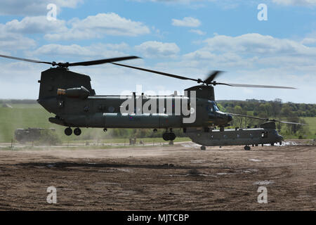 ROYAL AIR FORCE CHINOOK CARRYING LOAD / CONTAINER Stock Photo - Alamy
