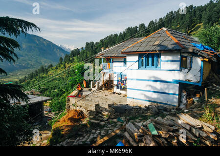 kullu town street scene Stock Photo - Alamy